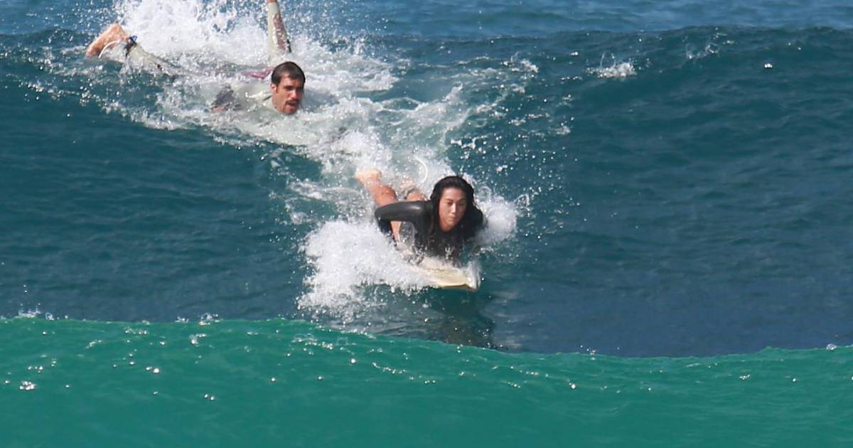 Daniele Suzuki surfa e mostra boa forma em praia no Rio, nesta terça ...