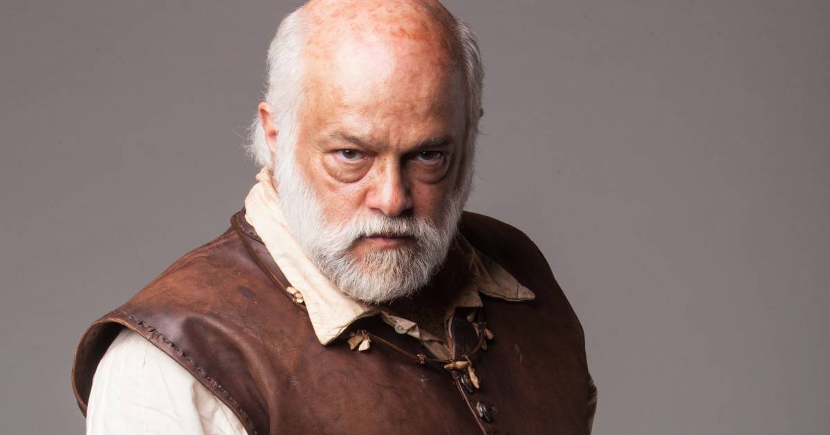 Osório (Jayme Periard) se torna feitor na fazenda de Quintiliano (Luiz ...