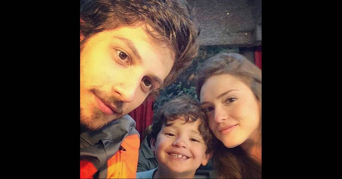 O ator mirim Théo Fernandes fez um registro com Isabelle Drummond e ...