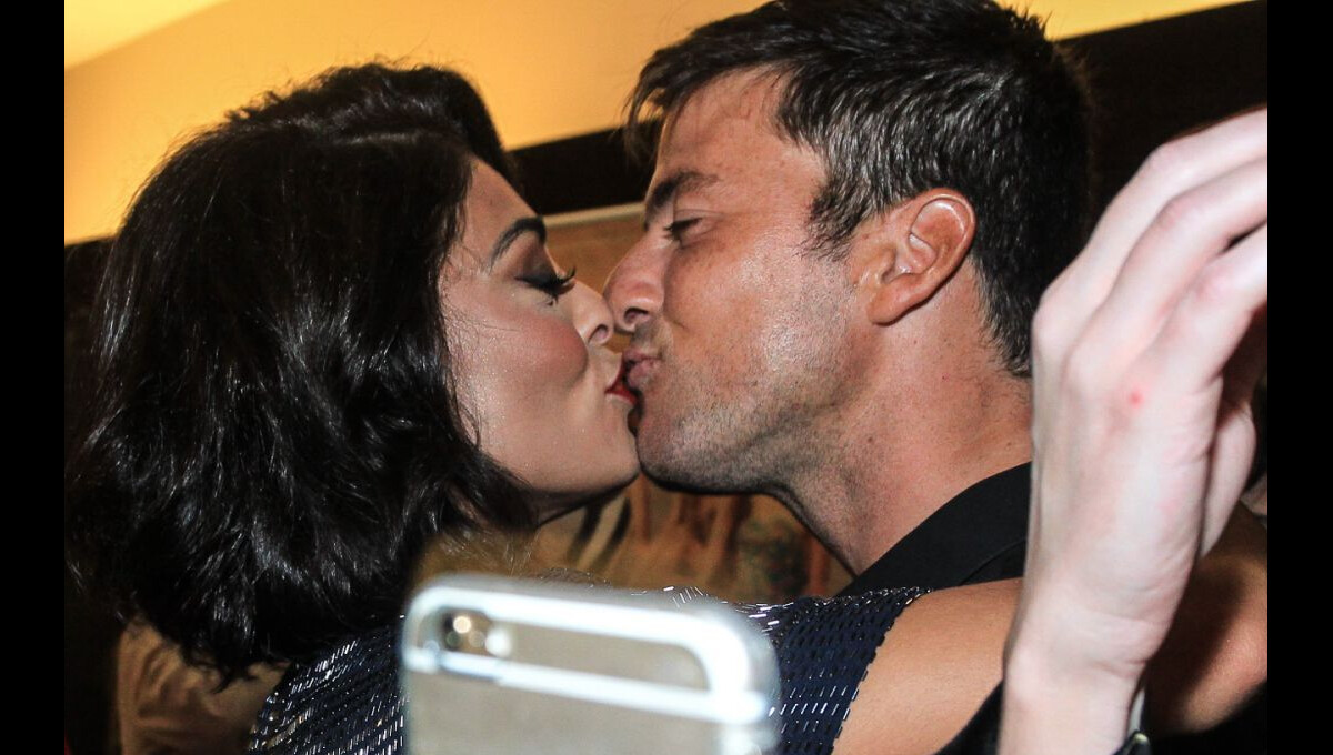 Foto: A atriz chegou acompanhada do marido na pré-estreia de filme 'A Despedida' - Purepeople