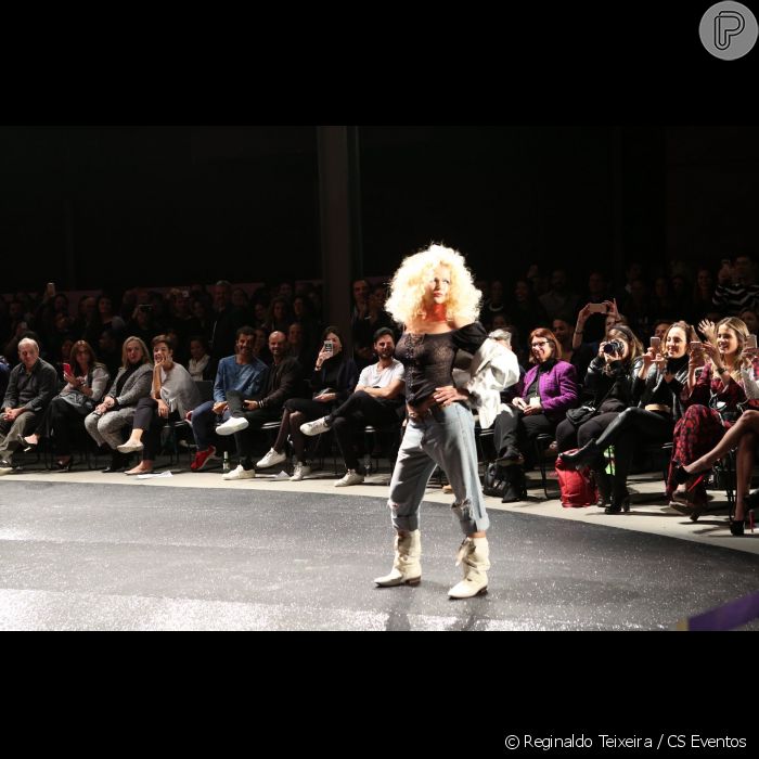 Xuxa desfila com seios à mostra em evento no Rio - Purepeople