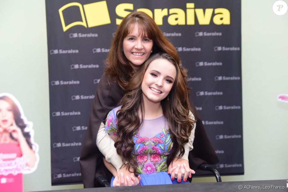 Larissa Manoela posou com a mãe, Silvana Taques - Purepeople