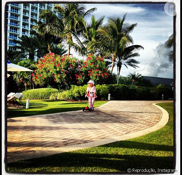 Rafaella Justus anda de patinete durante férias em Miami, nos EUA ...