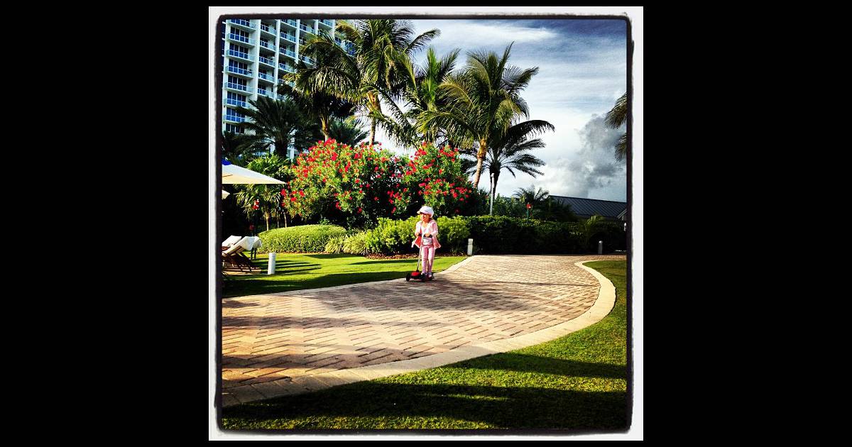 Rafaella Justus anda de patinete durante férias em Miami, nos EUA ...