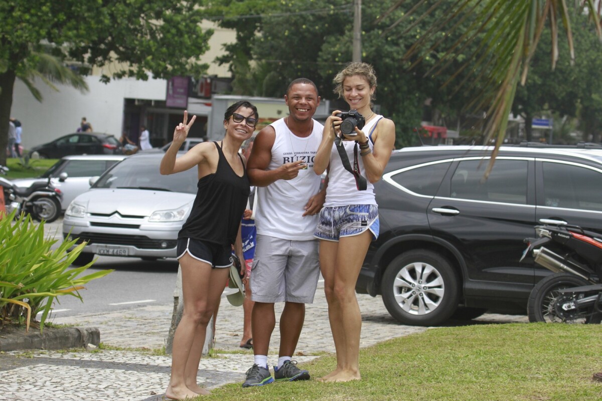 Foto: A atriz aproveitou para conferir alguns cliques que o ...