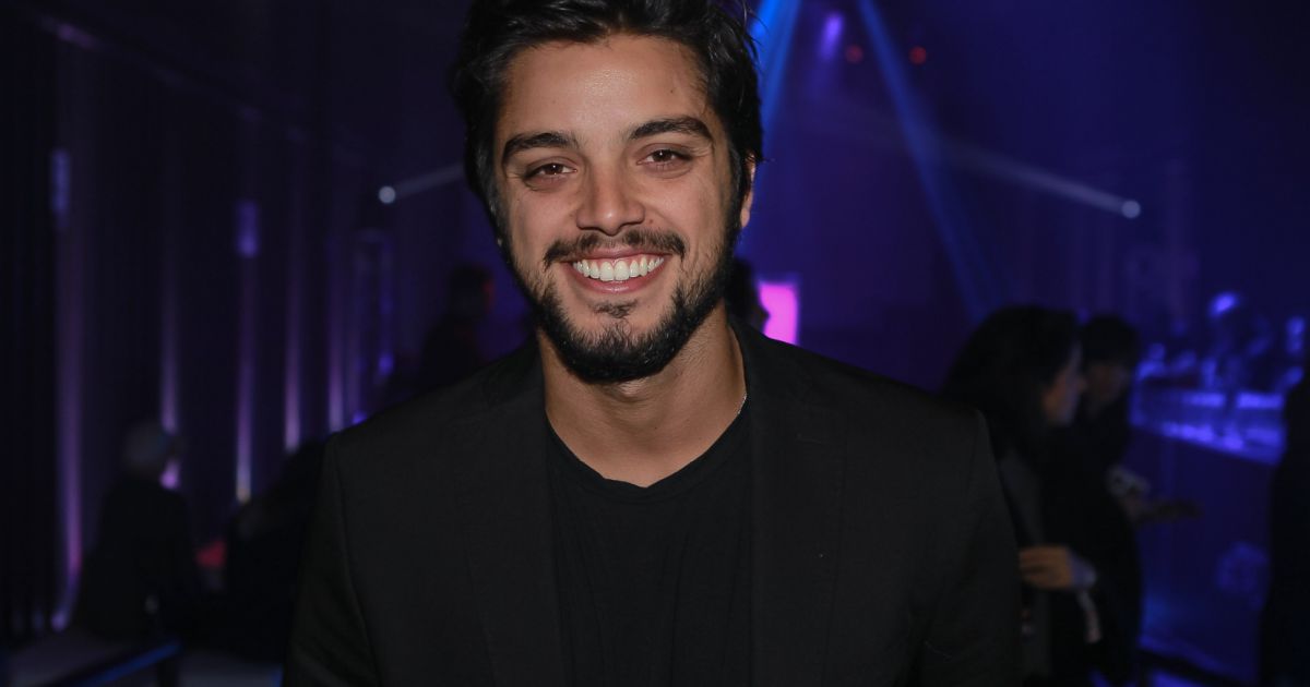 O ator Rodrigo Simas recebe R$ 25 mil de cachê para participar de ...