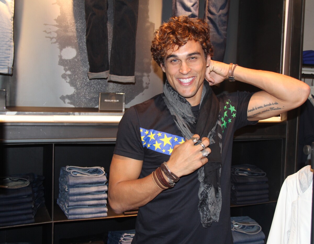 Foto: O ator Felipe Roque recebe R$ 25 mil de cachê para participar de ...