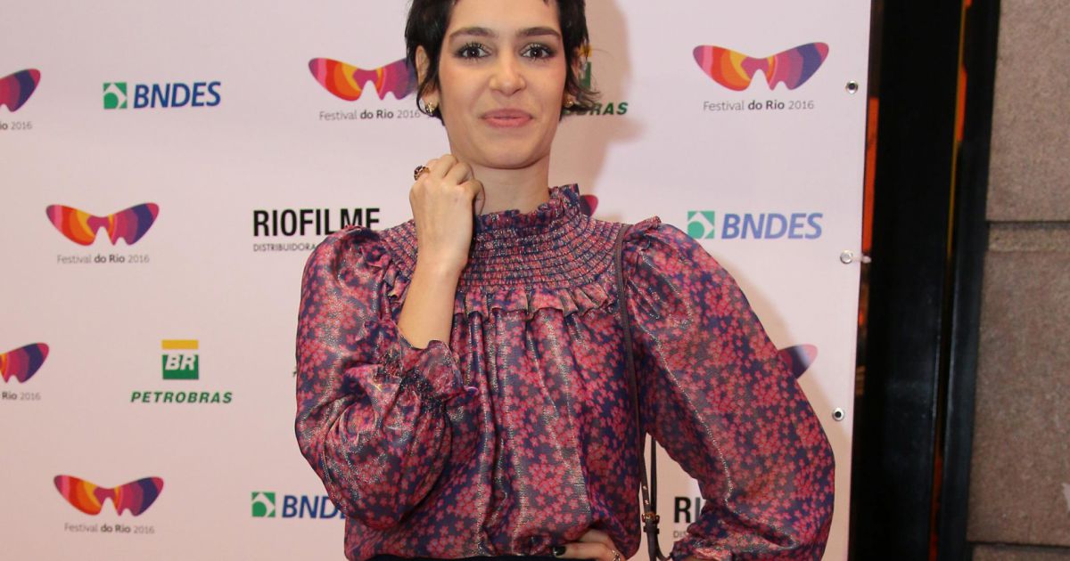Maria Flor, intérprete da Jeannie no filme 'Pequeno Segredo', posa no ...