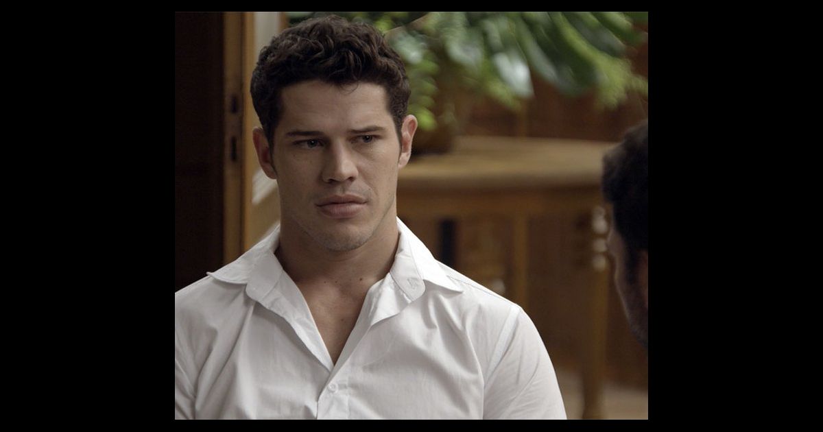 Adônis (José Loreto) desconfia e consegue fazer a vizinha lhe contar a ...