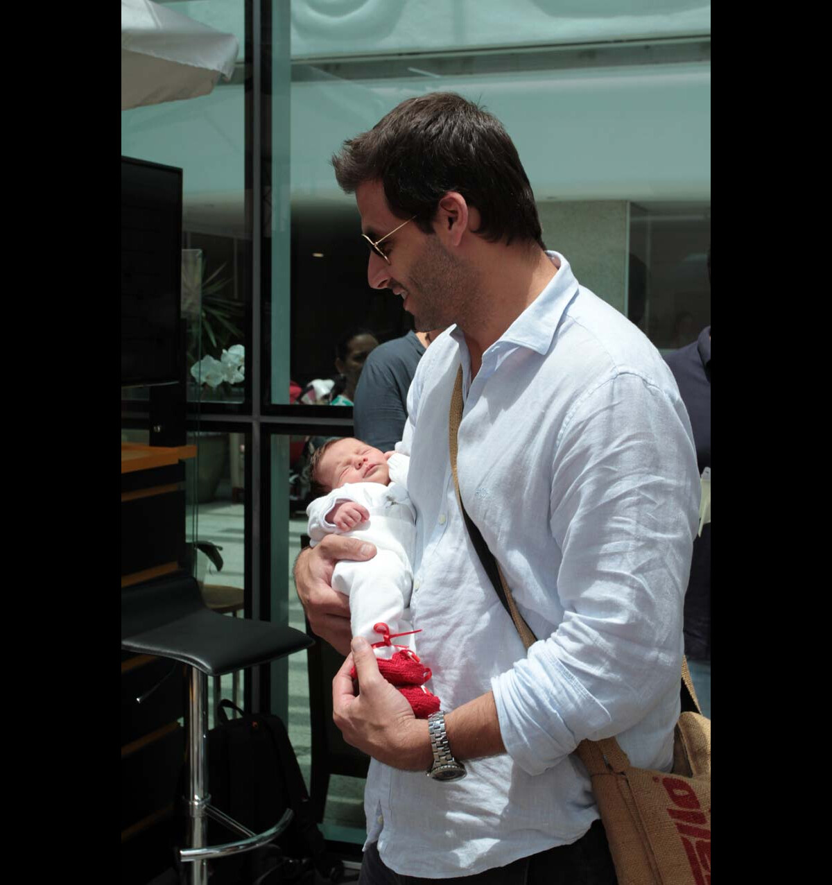 Foto: Henri Castelli com a filha, Maria Eduarda, no colo - Purepeople