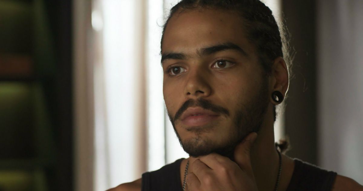 Jaílson (Enzo Romani) rouba todos os instrumentos da banda 4.4 nos ...