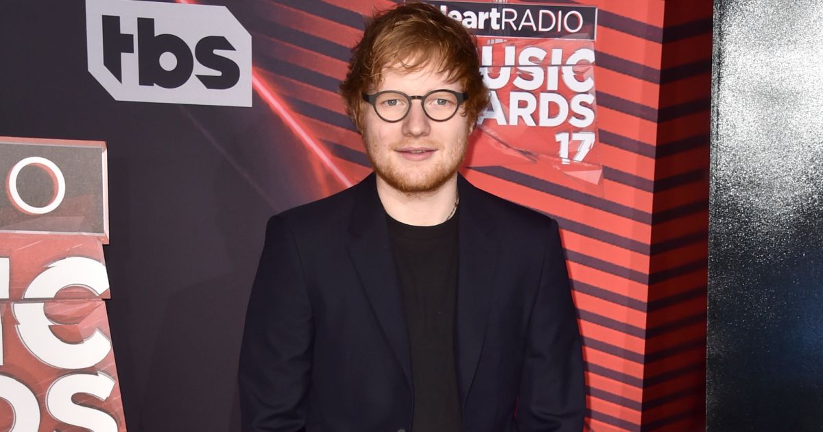 Discreto, Ed Sheeran usou calça jeans, tênis, blusa preta básica e ...