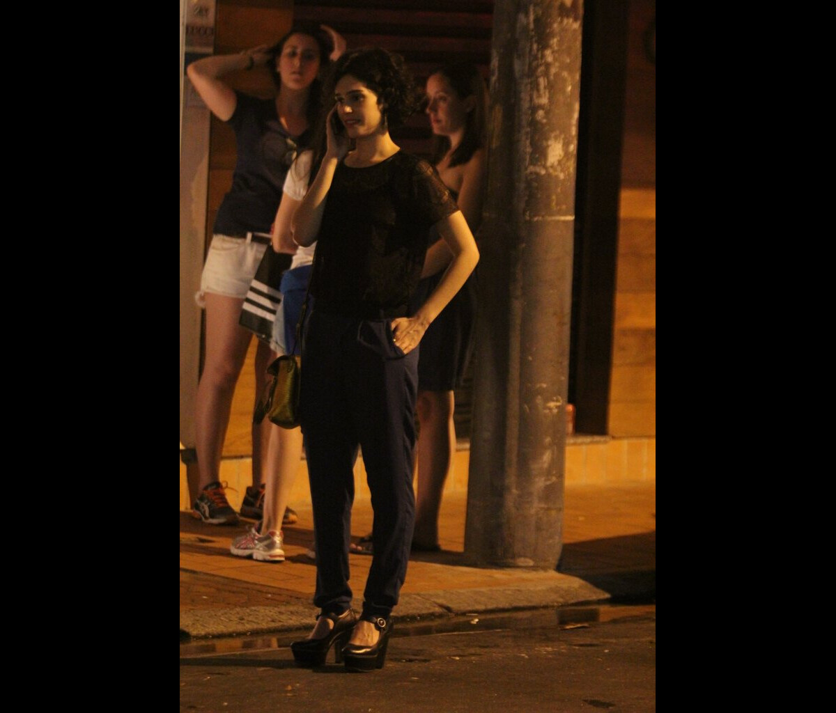 Foto: Maria Flor fala ao telefone - Purepeople