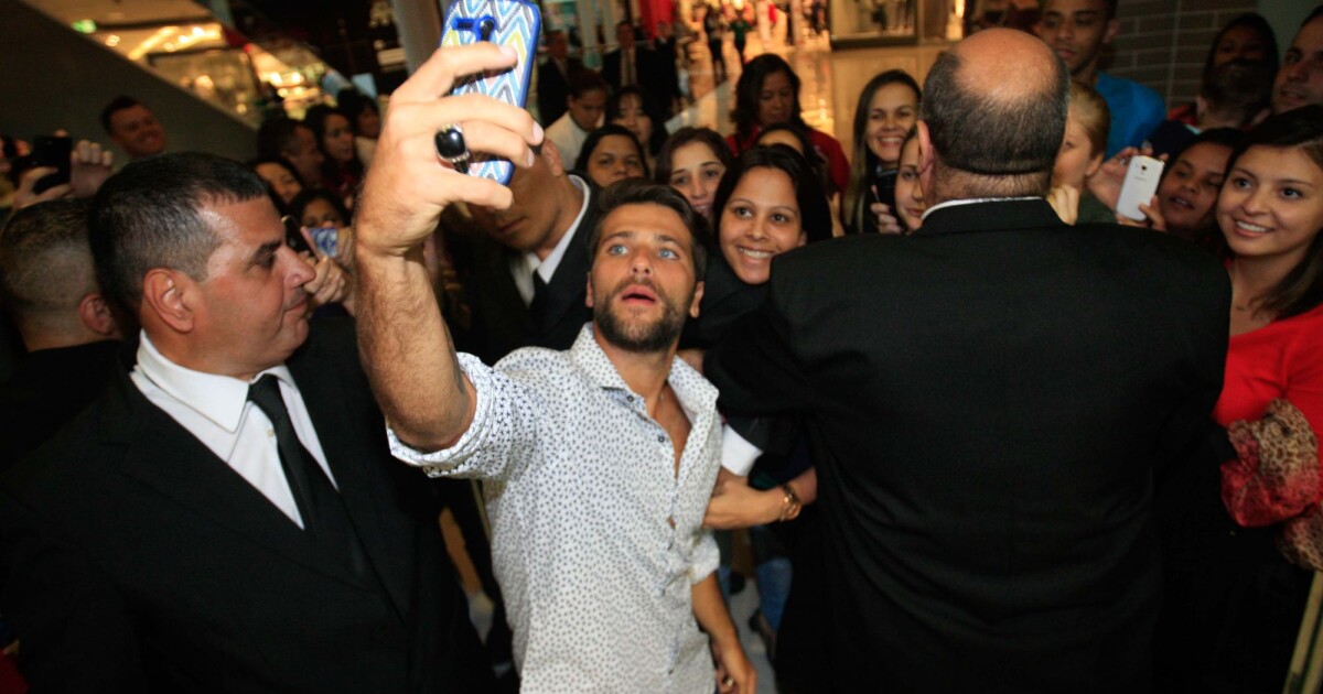 Bruno Gagliasso Faz Selfies Com Fãs Em Evento De Moda Em São Paulo