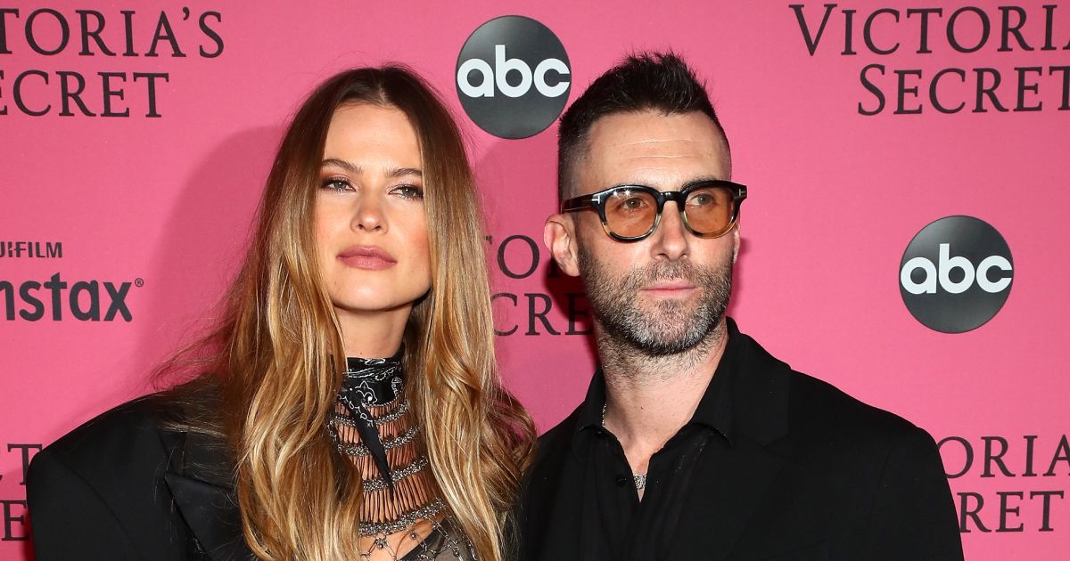 Adam Levine, da banda Maroon 5, e sua esposa, a modelo Behati Prinsloo ...
