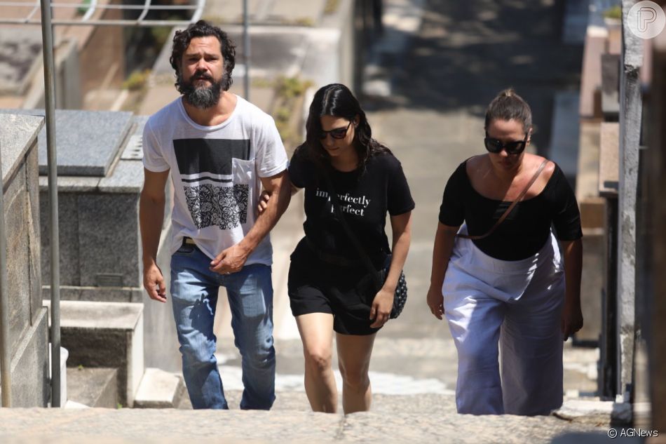 O casal Gabriel Gracindo e Rayana Carvalho foi ao velório do ator Caio ...