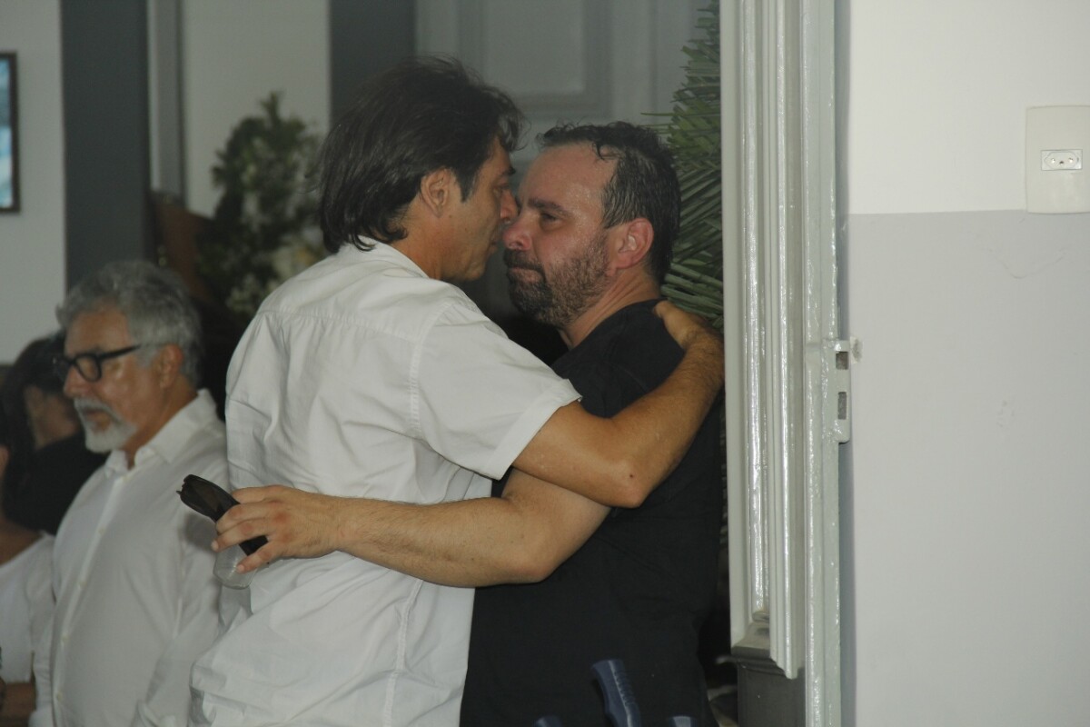Foto: Jonas Torres foi confortado no velório do seu irmão Caio ...