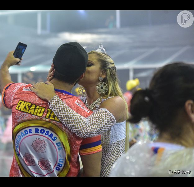 Carnaval: Ellen Rocche samba descalça, embaixo de chuva e beija noivo ...