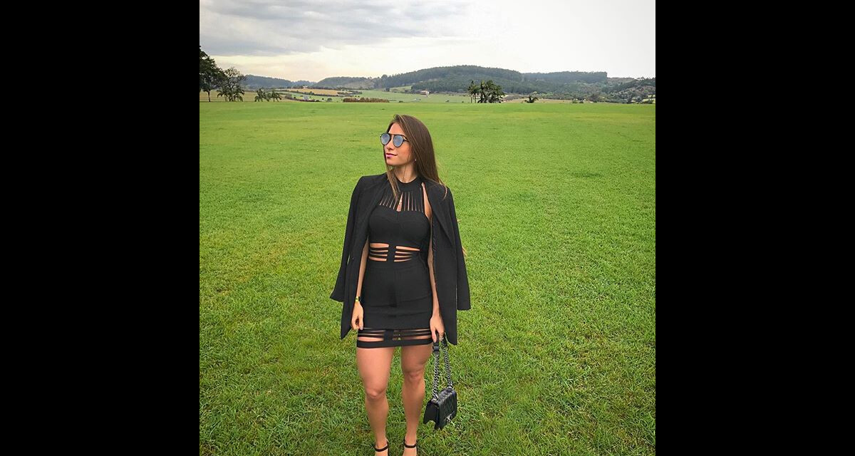 Foto: Romana Novais combinou um vestido preto cheio de estilo e cortes ... Foto: Romana Novais combinou um vestido preto cheio de estilo e cortes ...