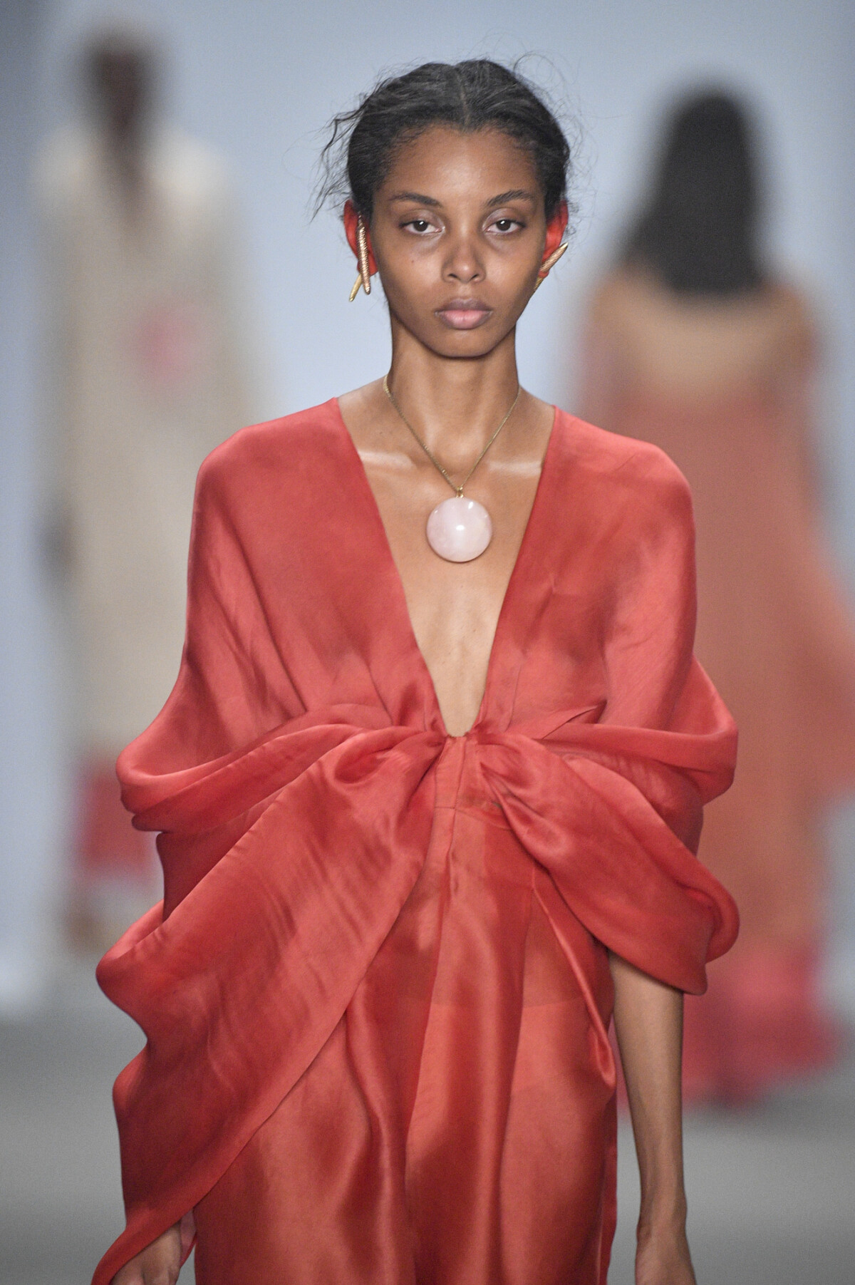 Foto Looks Em Vermelho Total S o Tend ncia Nas Passarelas Flavia foto-looks-em-vermelho-total-s-o-tend-ncia-nas-passarelas-flavia