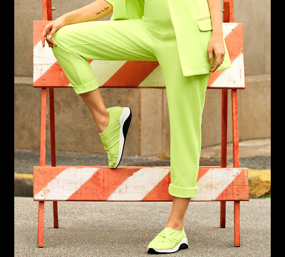 Foto: Isabelle Drummond mostra que o tênis neon pode compor looks ...