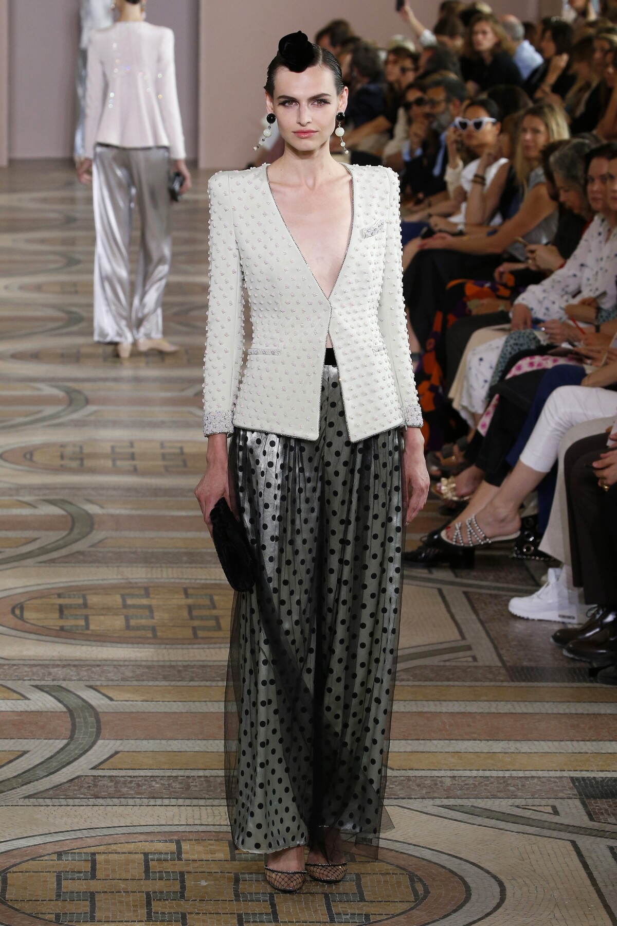 Foto: Calça pantalona em look de festa no desfile da Armani Privé ...