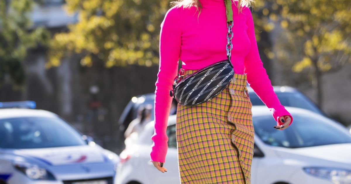 A blusa neon garante um combinação descolada com a saia xadrez - Purepeople