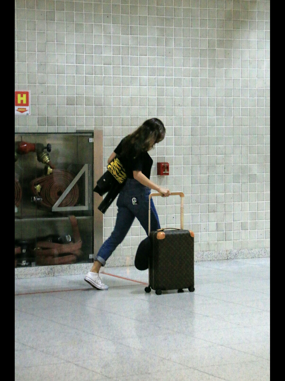 Foto: Isis Valverde chamou atenção com bolsa amarela em estampa de ...