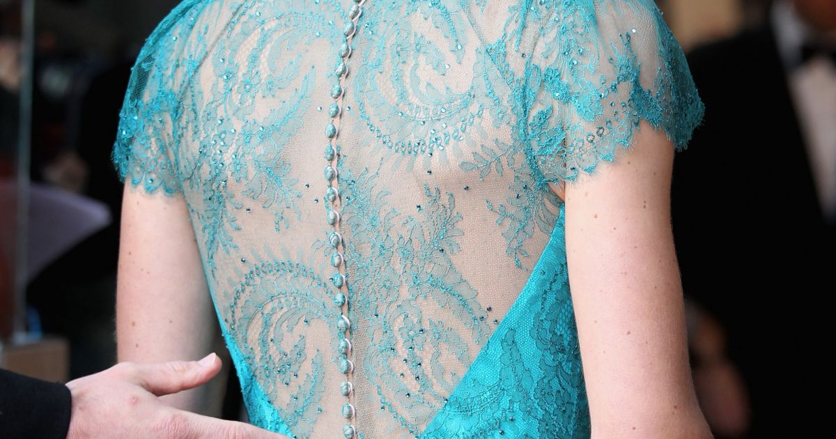 Kate Middleton valorizou o bordado das costas do vestido com o cabelo ...