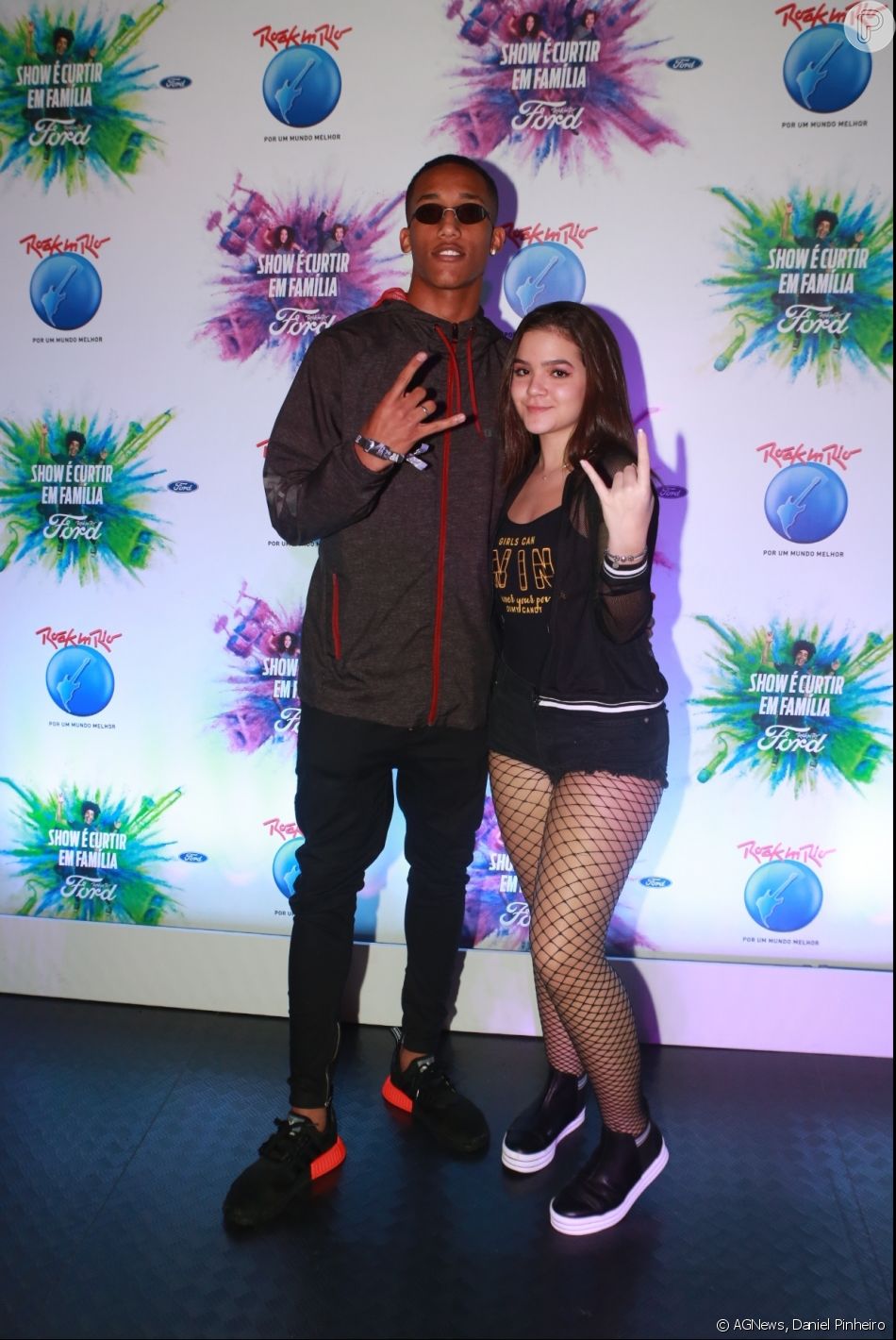 Mel Maia e João Pedro exibiram a aliança de compromisso em foto no Rock ...