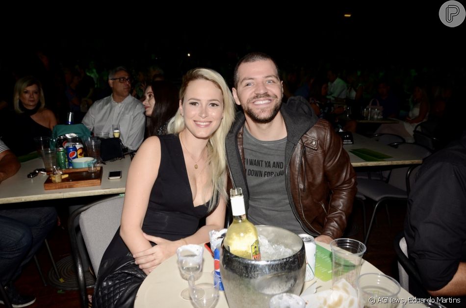 Victor Sarro foi com a namorada, Maria Viera, ao show de Zezé Di ...