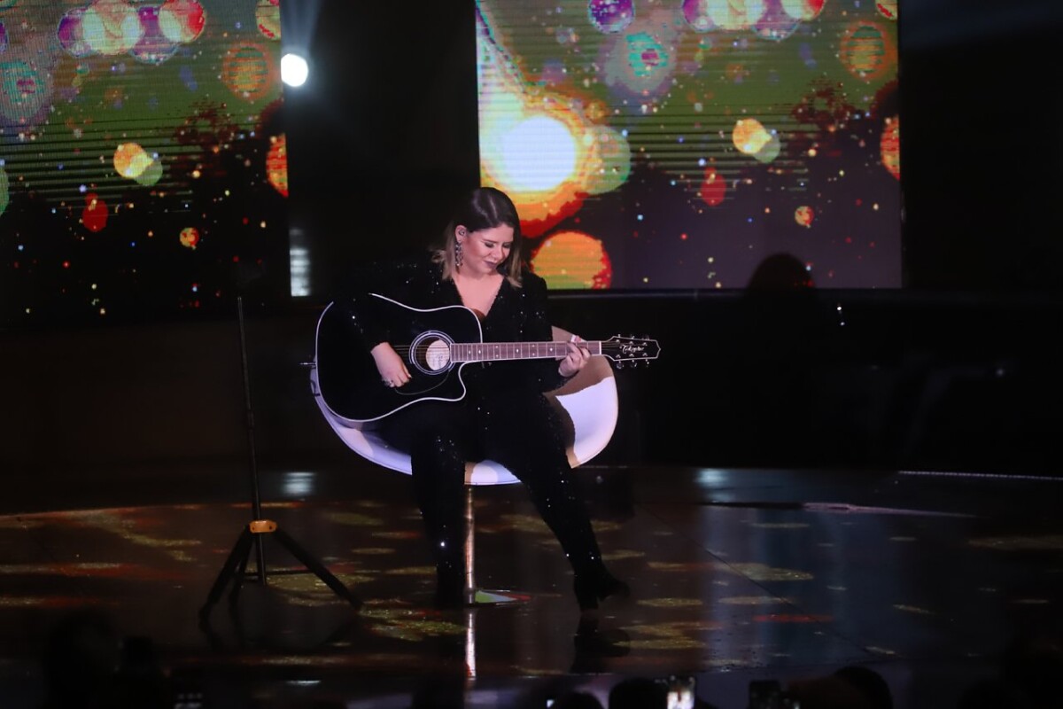 Foto: Marília Mendonça canta música em homenagem ao filho no Prêmio ...