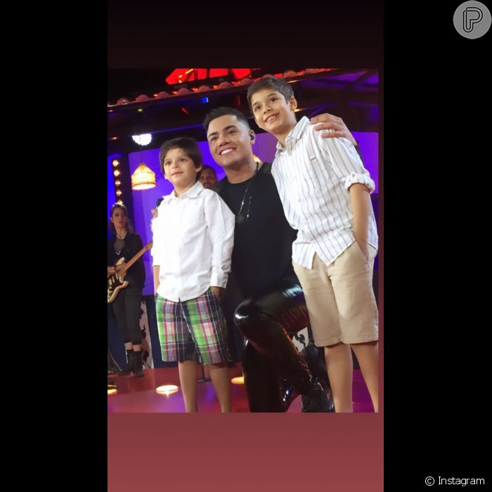 Felipe Araújo cantou com o sobrinho João Gabriel em show - Purepeople