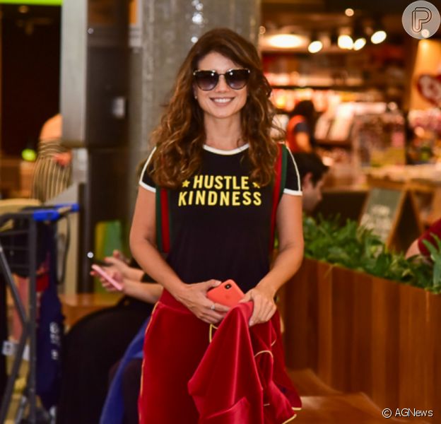 Paula Fernandes usa look de veludo e tênis estiloso em viagem. Fotos ...