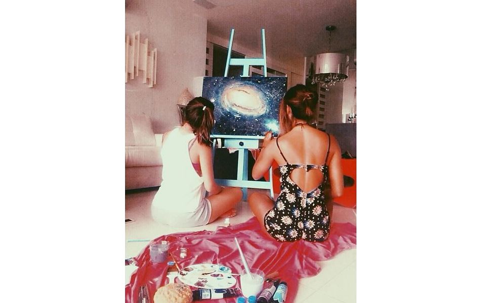 Bruna Marquezine pinta quadro de galáxia ao lado da filha de Bebeto ...