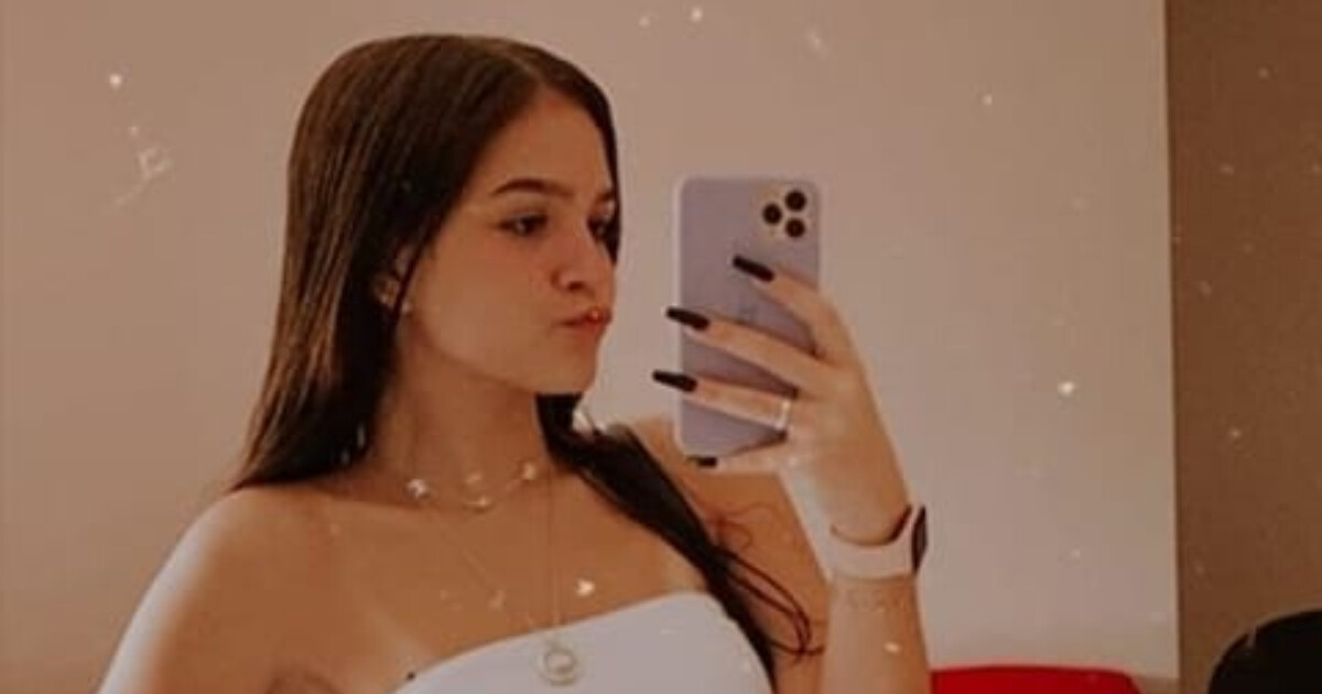 Mel Maia aposta em look streetwear em ida ao teatro e é tietada por fãs ...