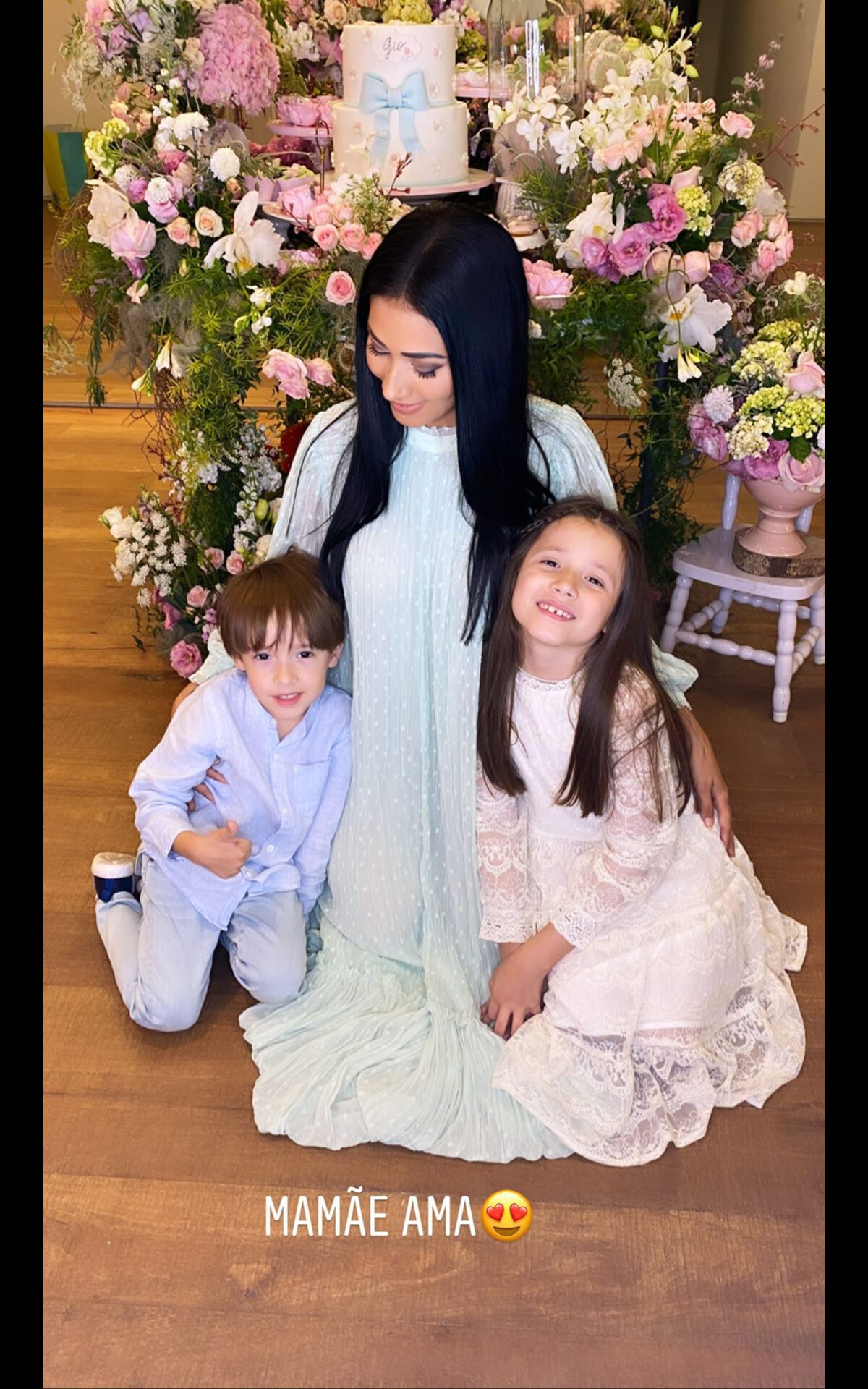 Foto: Simaria posa com os filhos Giovanna e Pawel em festa - Purepeople