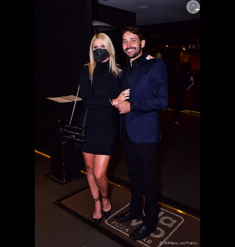 Val Marchiori e o noivo, Thiago Castilho, na entrada de buffet para comemorem os 15 anos dos ...