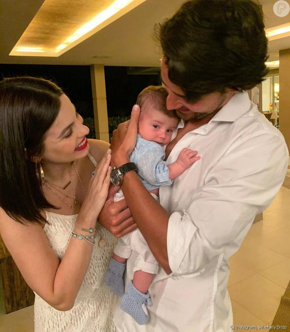 Filho de Sthefany Brito encantou pela beleza em foto com os pais ...