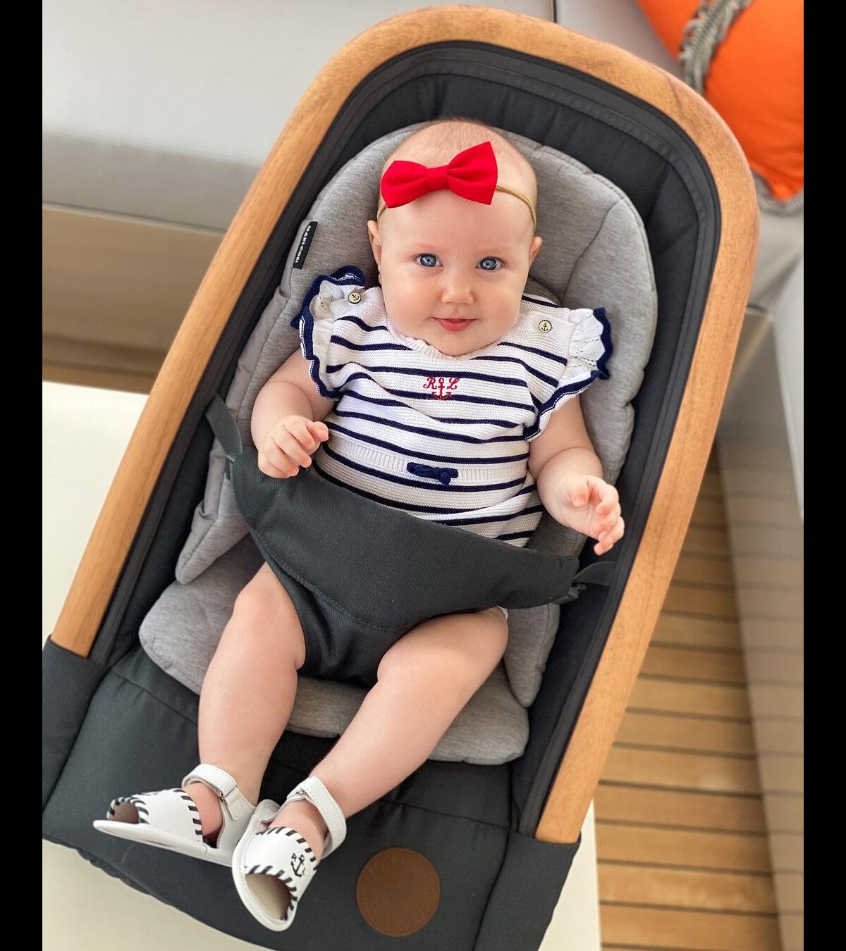 Foto: Vicky encanta os seguidores dos pais pelos looks coloridos e pela ...