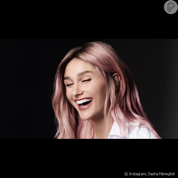 Sasha muda visual do cabelo e surge com fios cor-de-rosa. Veja antes e ...
