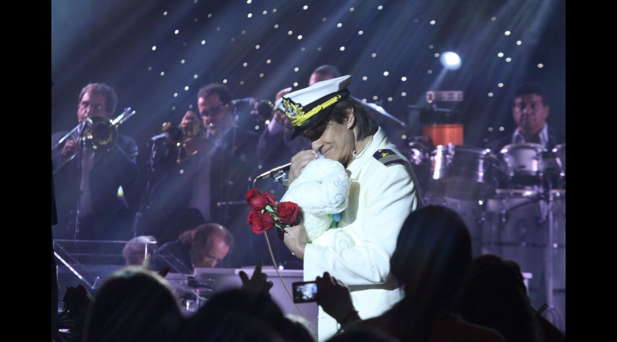 Foto: Roberto Carlos entrega as tradicionais rosas em seu show - Purepeople