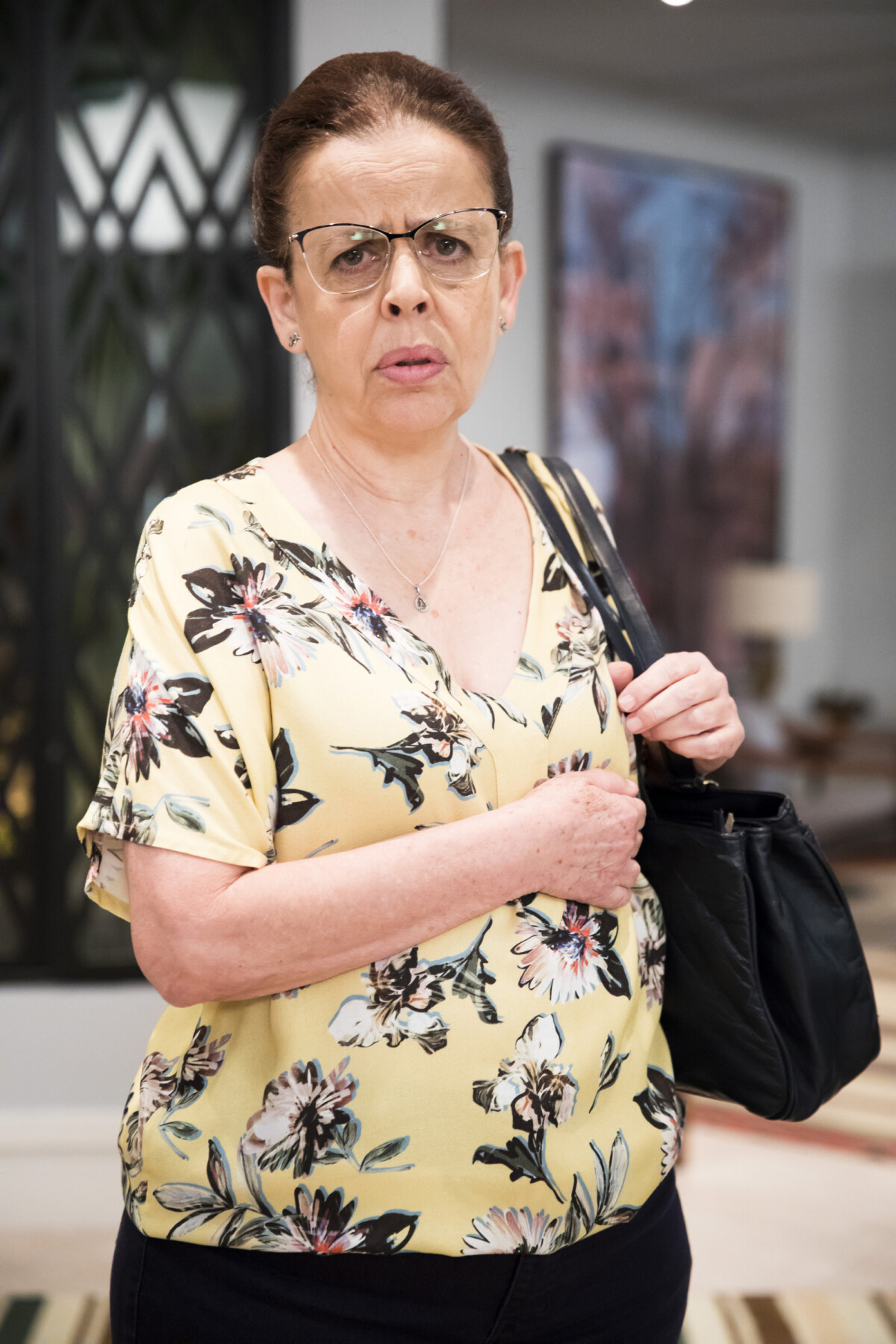 Foto: Novela 'Salve-se Quem Puder': Lúcia (Cristina Pereira) se lamenta ...