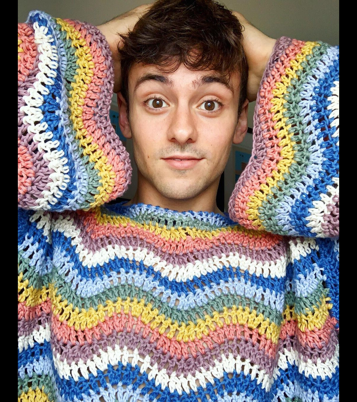 Foto: Tom Daley viralizou ao ser clicado fazendo crochê na arquibancada ...