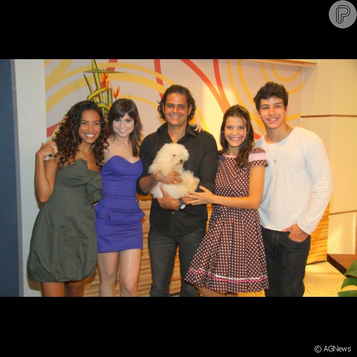 Ricky Tavares ao lado de Gabriela Moreyra, Julianne Trevisol, André Di ...