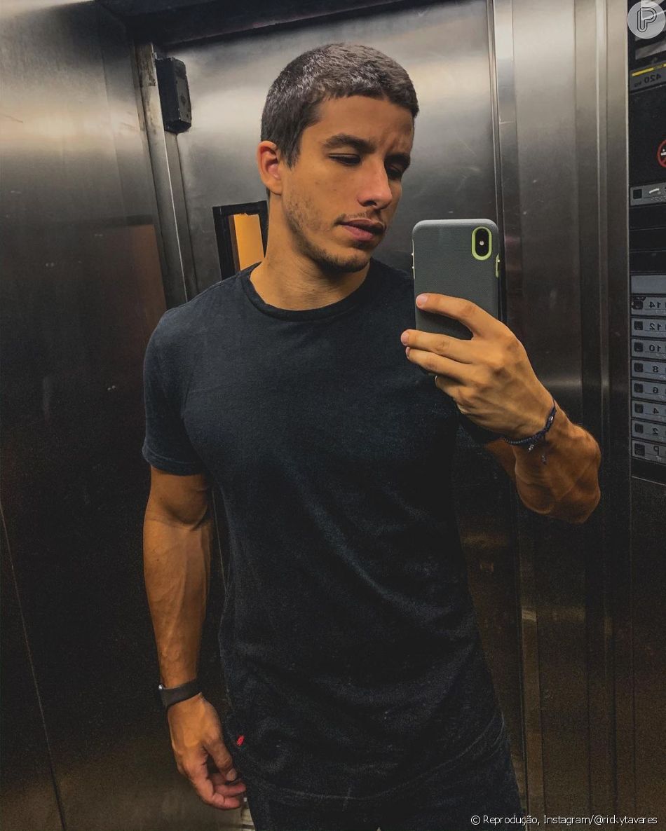 Ricky Tavares já atuou no teatro em peças como 'Apaixonados' - Purepeople