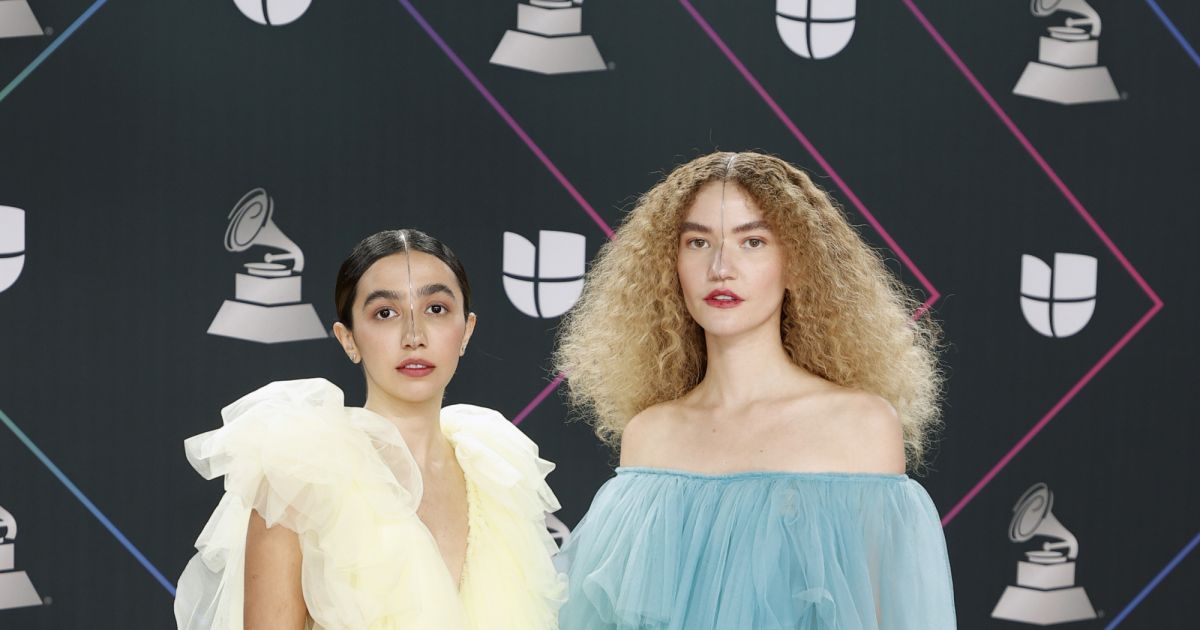 Ana Caetano e Vitória Falcão, do duo Anavitória, escolheram vestidos ...