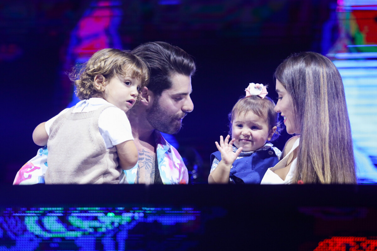 Foto: Alok levou a mulher, Romana Novais, e os filhos ao palco do ...