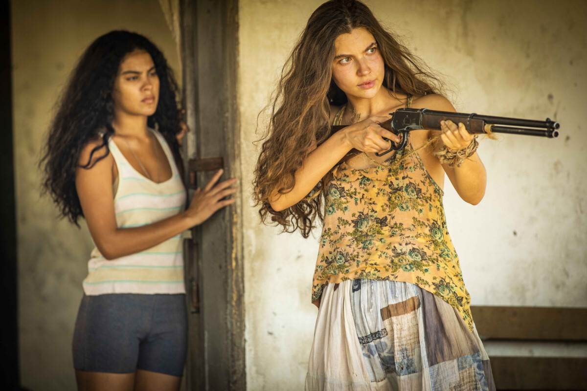 Foto: Juma Marruá (Alanis Guillen) aponta espingarda para José Leôncio ...