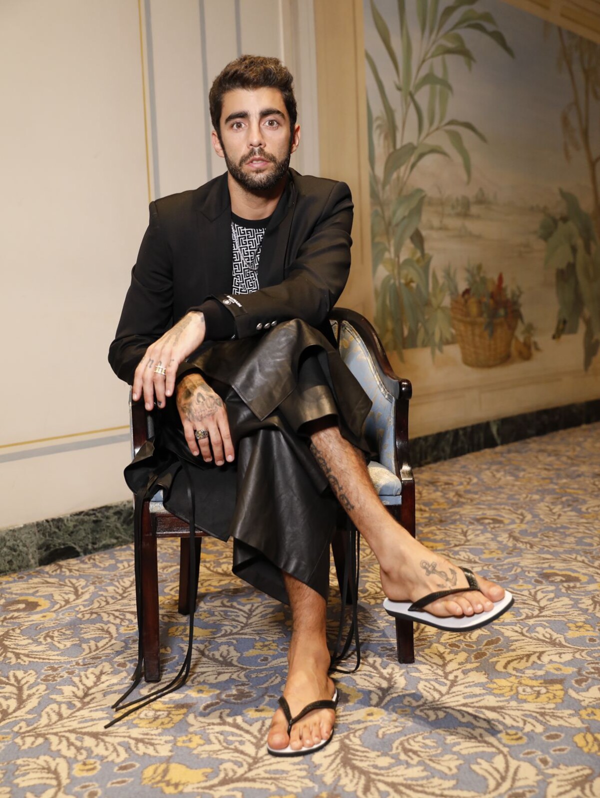 Foto: Pedro Scooby surge de saia e chinelos em Baile da Vogue - Purepeople